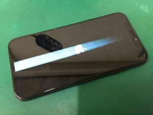 iPhoneXの画面が浮き上がり縦線が出て壊れてしまった状態を液晶交換で修理しました。 - FLAT大宮