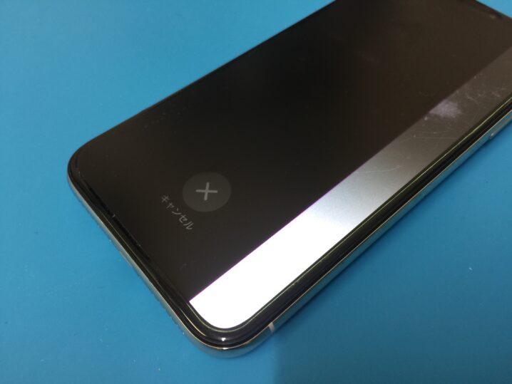 iPhoneXを落としてしまい画面右に縦線が出てしまった状態 - FLAT大宮