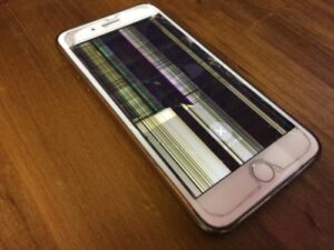 激しい衝撃で液晶が壊れてしまったiPhone8プラスの修理です。 - FLAT大宮