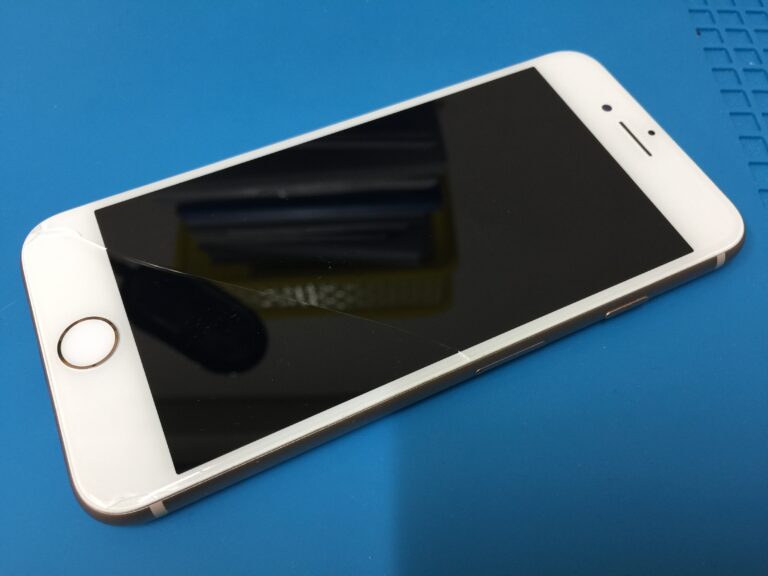 iPhone8の画面のガラスが少しだけヒビが入った状態を画面交換しました。 - FLAT大宮