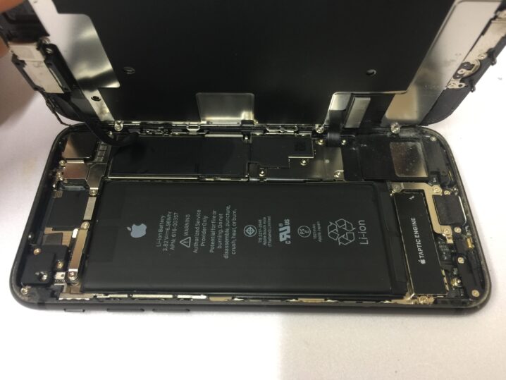 電話をかけて通話の時に相手に声が届かないマイクが壊れたiPhone8の修理 - FLAT大宮