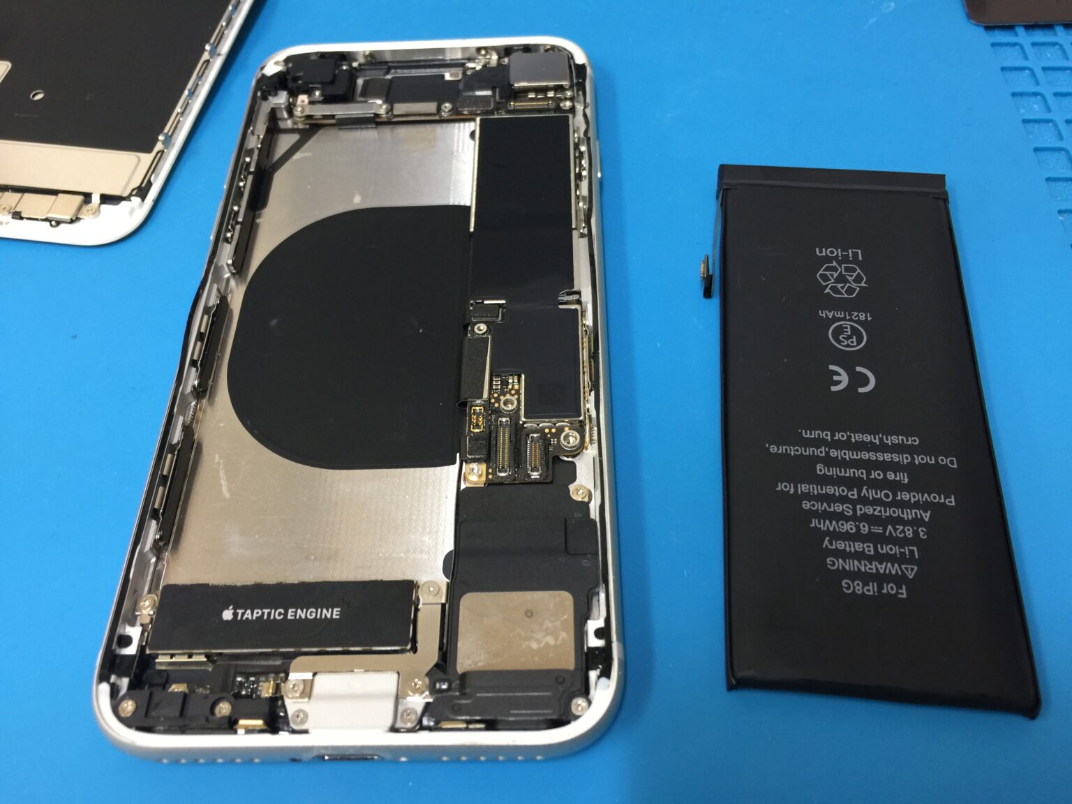 バッテリーが膨張して画面が浮き上がって隙間ができているiPhone8のバッテリー交換 - FLAT大宮